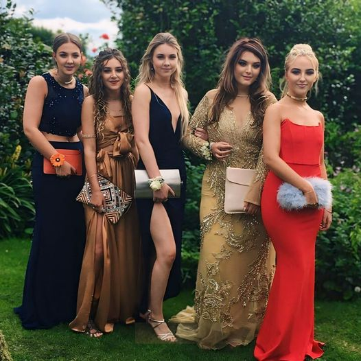 Five Girls Pose For Prom Photo—Later It Goes Viral Due To Little Hidden Detail - Weveryday Stories