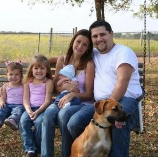 Weird detail in family photo freaks people out online - Weveryday Stories