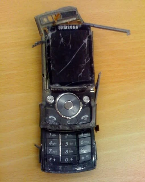 Man Findss a Smashed Phone on the Roadside—When He Inserts the SIM Card ...