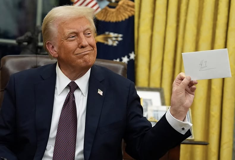 The Note Biden Left in the Oval Office — Trump Finally Reveals Its Full ...